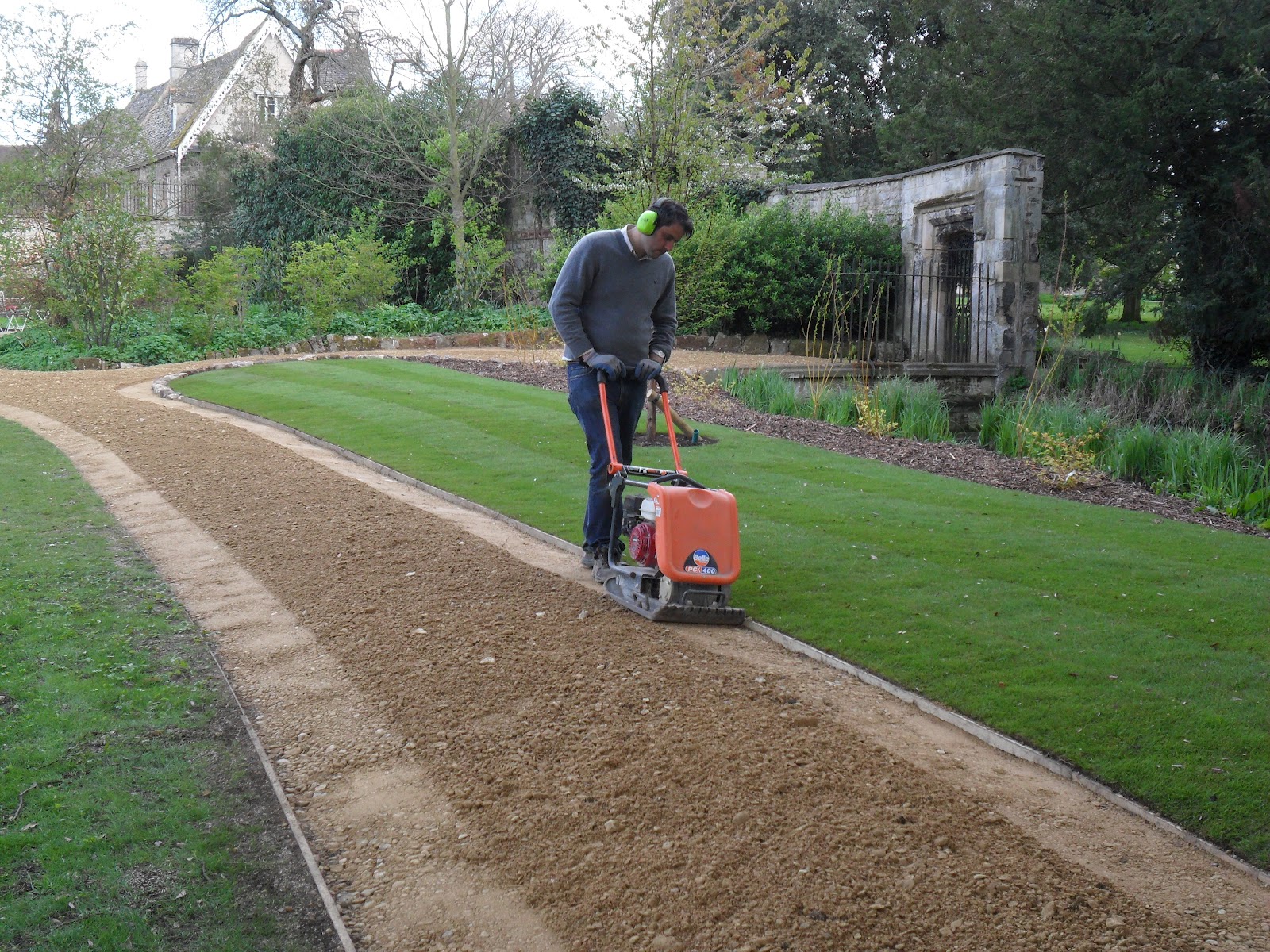 Worcester College Gardeners 2009-2018: Stump Border Path