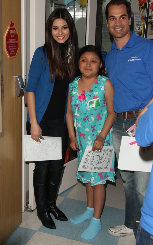Victoria Justice Visits The Children Hospital | kantrityyliin