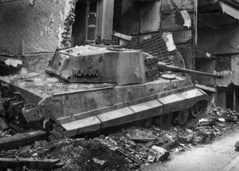 TIGER II Nº 105 ABANDONADO EN STAVELOT, BÉLGICA - WW2 en Imágenes ...