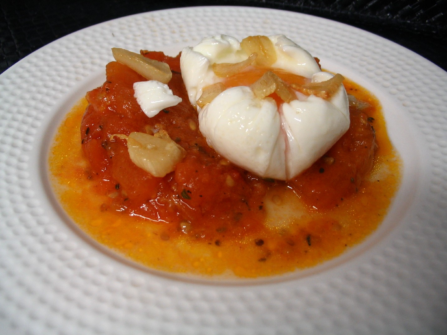 LA CUCHARA CURIOSA: HUEVO ESCALFADO SOBRE TOMATE ESPECIADO