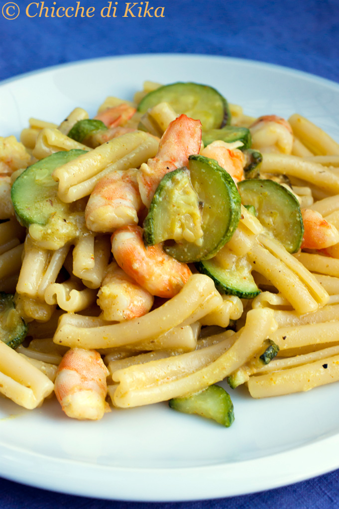 Pasta con zucchine, mazzancolle e curry