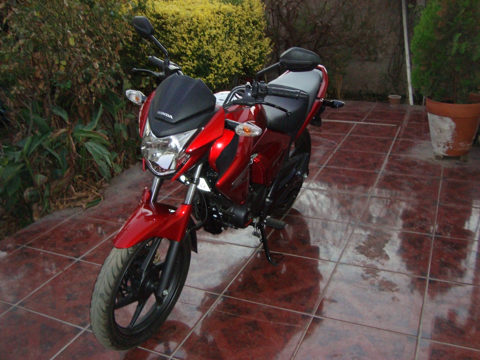 Honda CB 150 Invicta