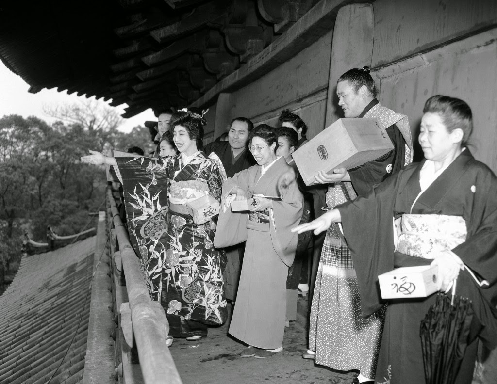 Black and White Photographs of Daily Life in Tokyo, Japan in 1950 ...