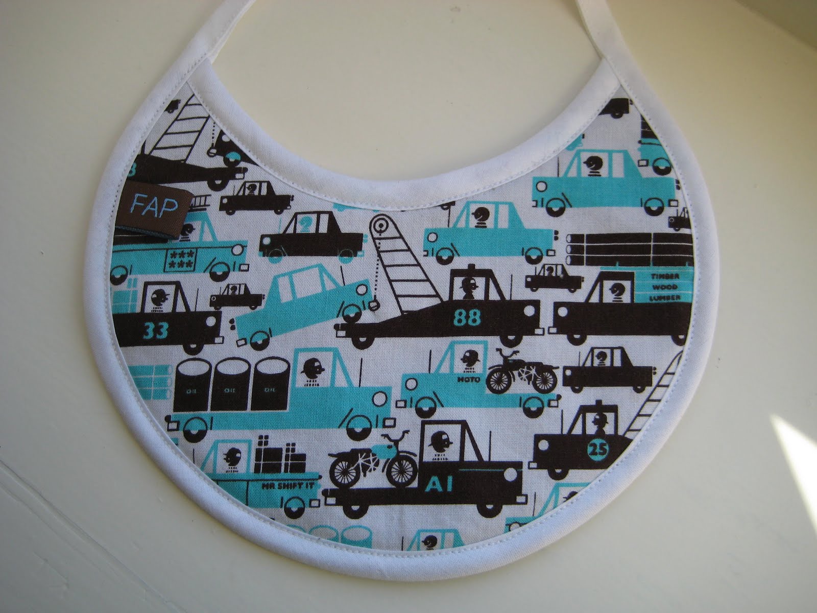 Kort og søm: En bokstav vimpel, og en smekke.