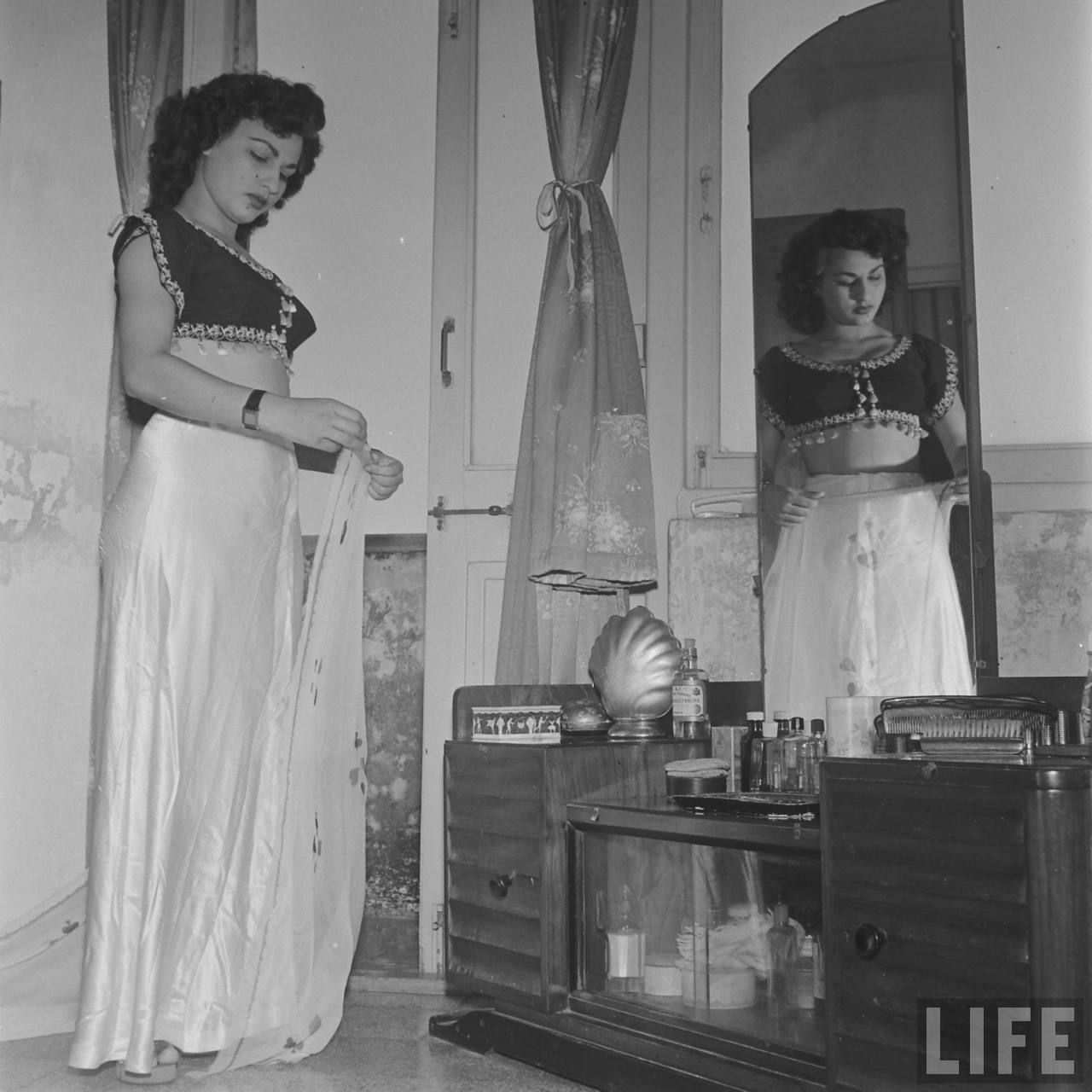 Hindi Movie Actress Begum Para Dressing in front of Mirror - 1951 ...