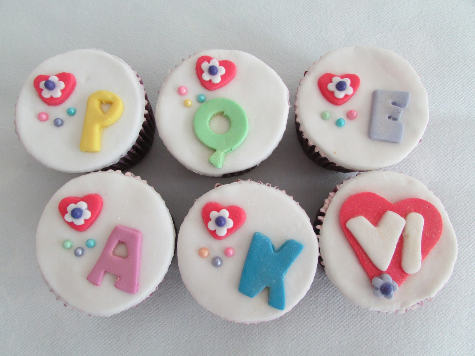 Cupcakes AMOR-diditas: Letras Divertidas y Cupcakes de Chocolate