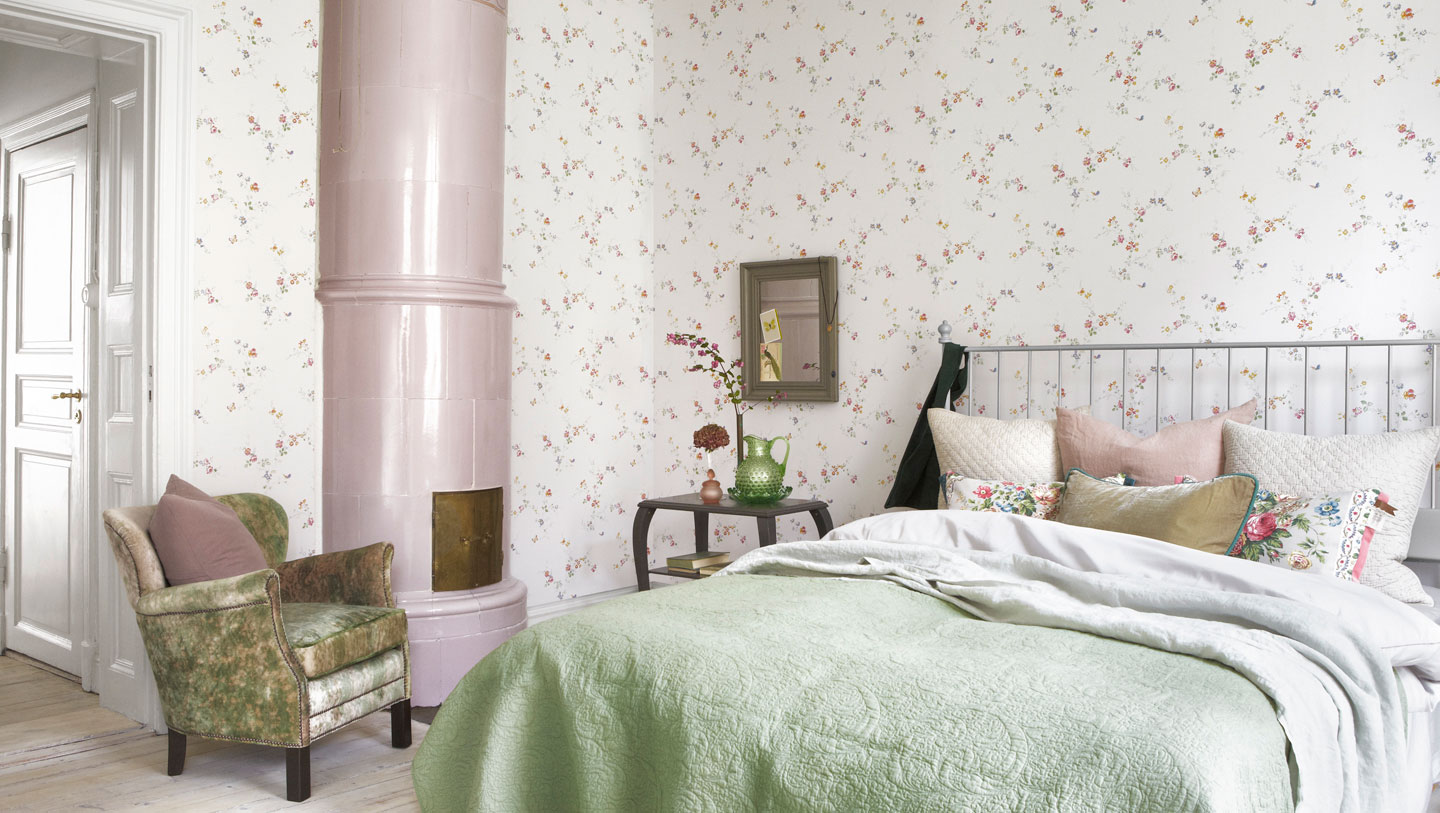 Keltainen talo rannalla: Persoonallisia koteja ja tapetteja