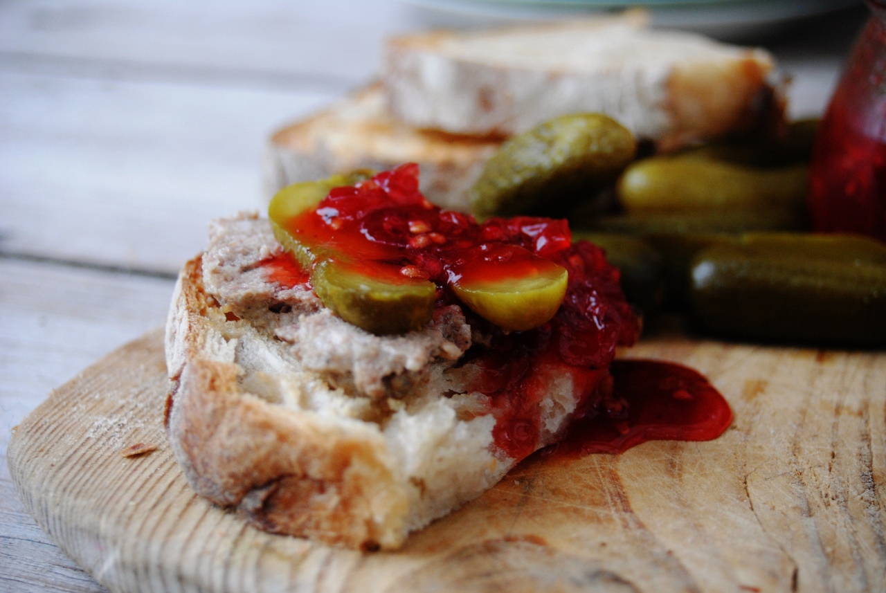 Lilla Kråkans Skafferi: Vinbärschutney och lantpaté