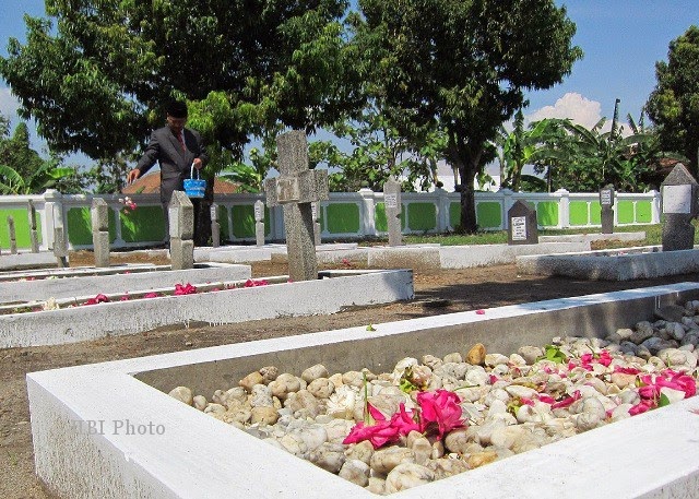 Amalan Menabur Bunga di Kubur Adalah Amalan Yahudi dan Kristian ...