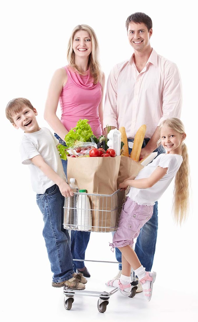 CARRO DE SUPERMERCADO CHEIO DE COMPRAS COM FAMÍLIA