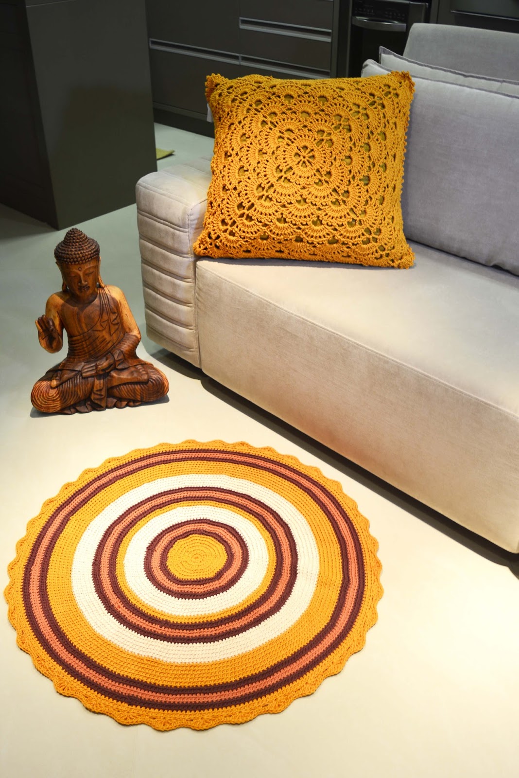 Tapete circular e almofada de crochê com Barroco Maxcolor ~ Armarinho ...