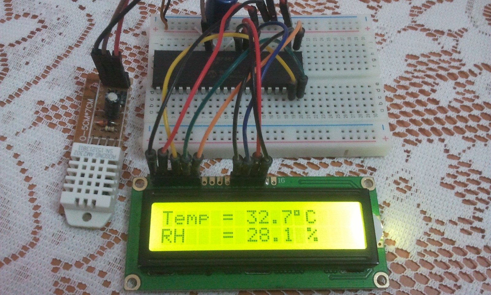 PIC16F887 Microcontroller with DHT22 digital sensor