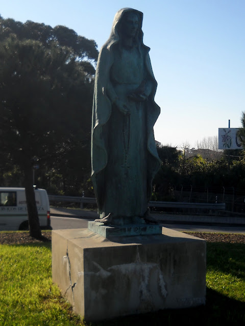 Viajar e descobrir: Portugal - Arcozelo - Rotunda com estátua de Santa ...