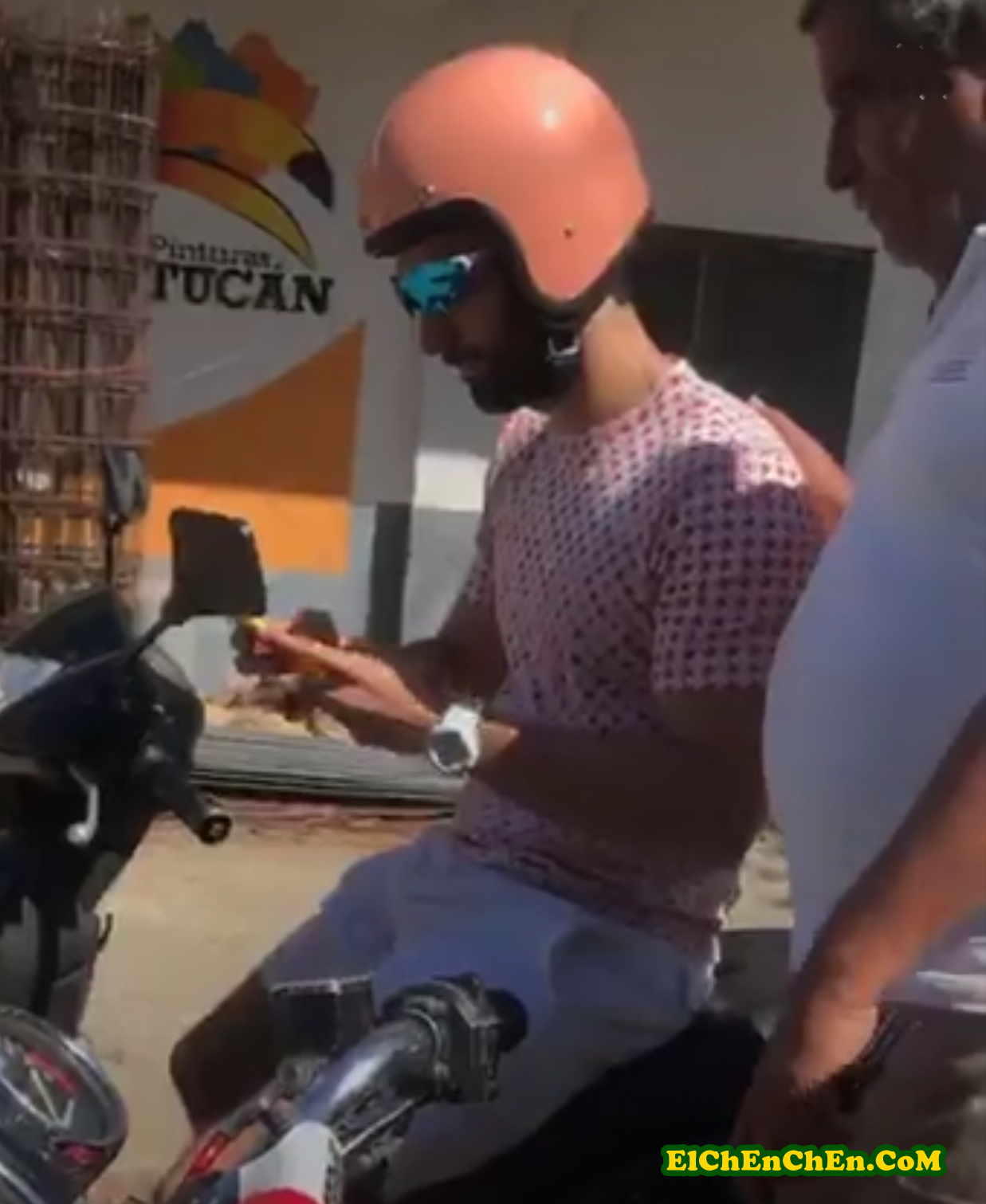 Principe Karim abu naba pasea por calles de Comendador en Passola - El ...