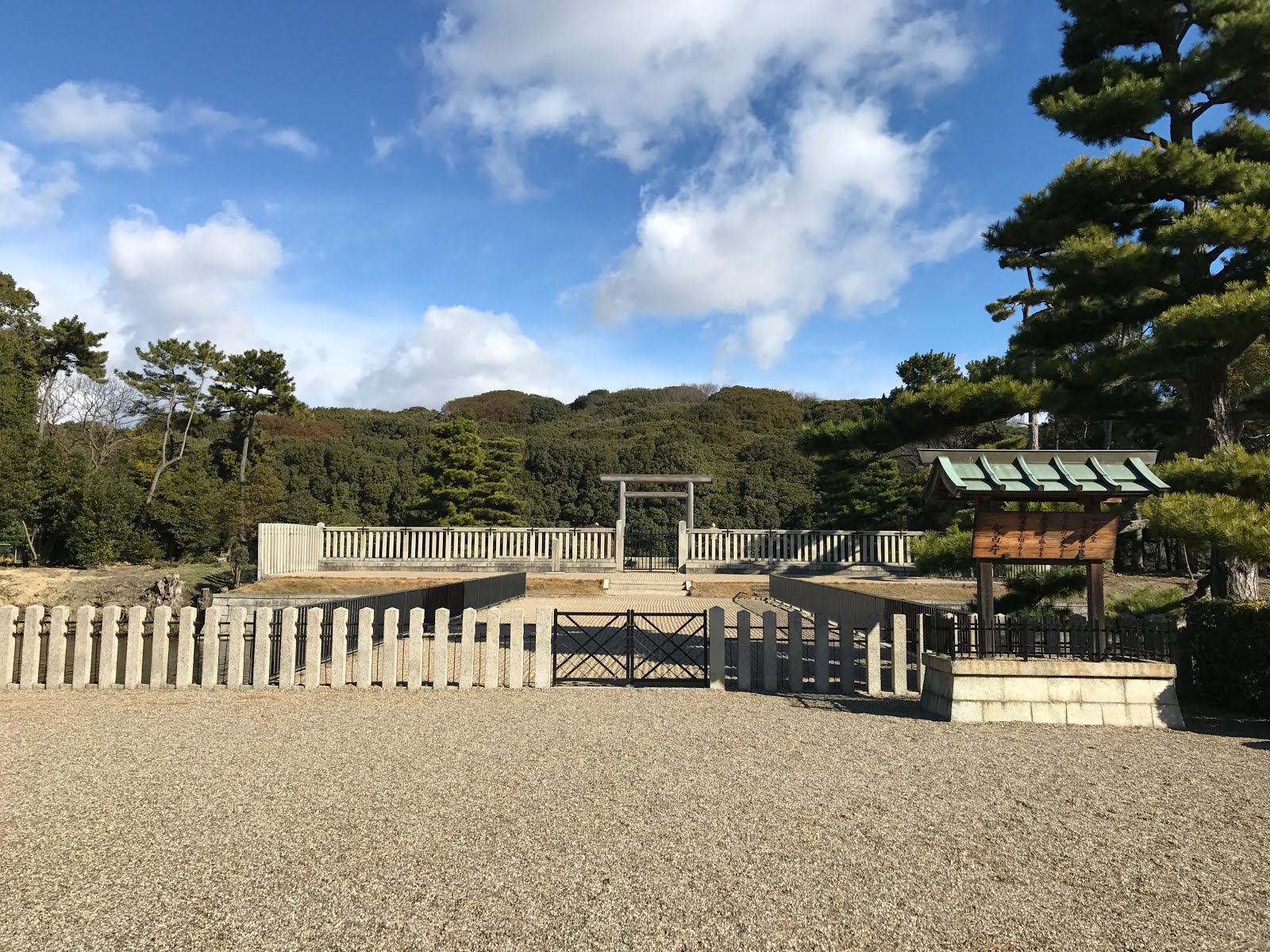 Ancient burial mounds in the textbook, Emperor Nintoku, No,Daisenryo ...