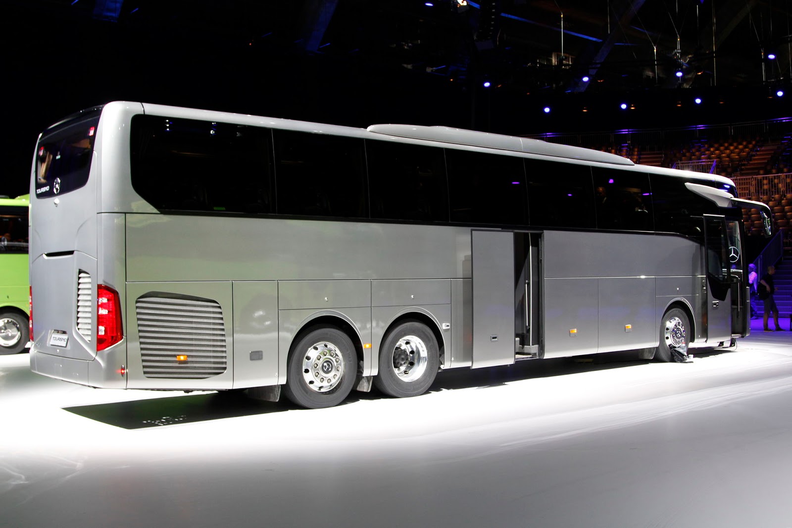 Mercedes Benz presentó una nueva versión del Tourismo RHD