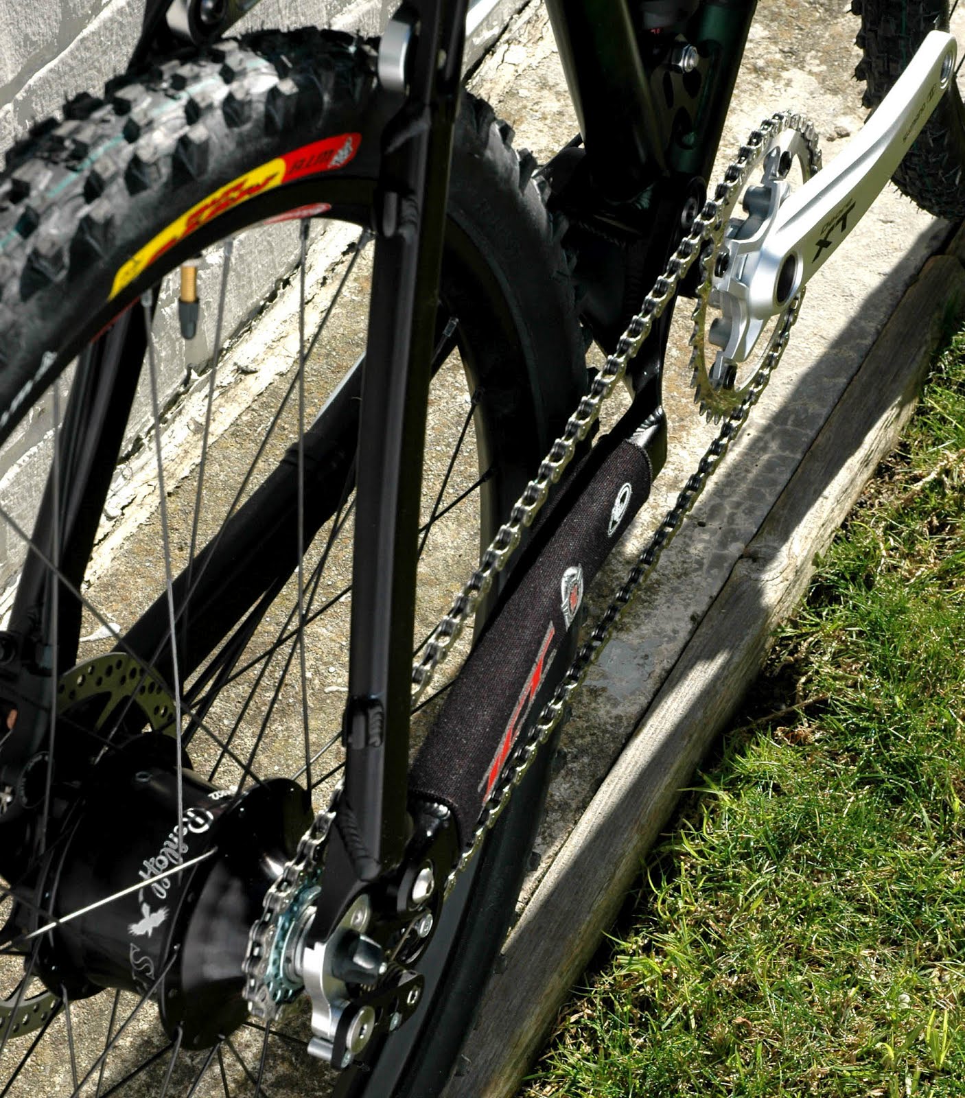 The Monkey Lab: Rohloff-Equipped Ellsworth Moment Trail Bike