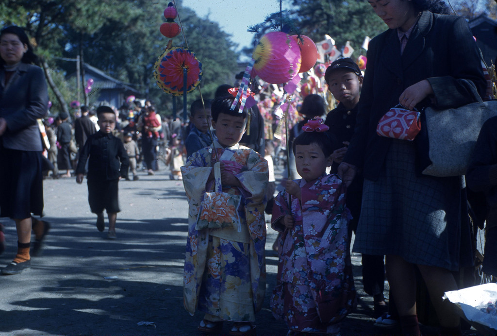 Rare Color Photographs Document Everyday Life in Japan in the Late ...