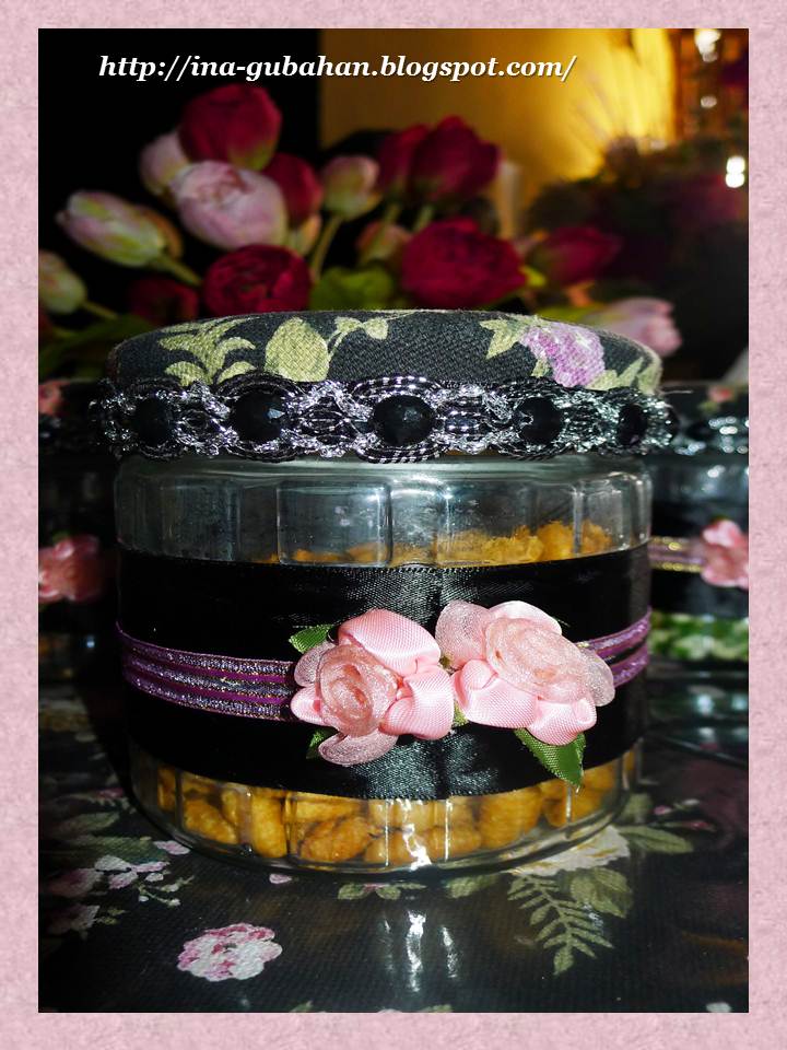 Gubahan Hantaran: Balang Biskut Berhias - Hitam/Pink