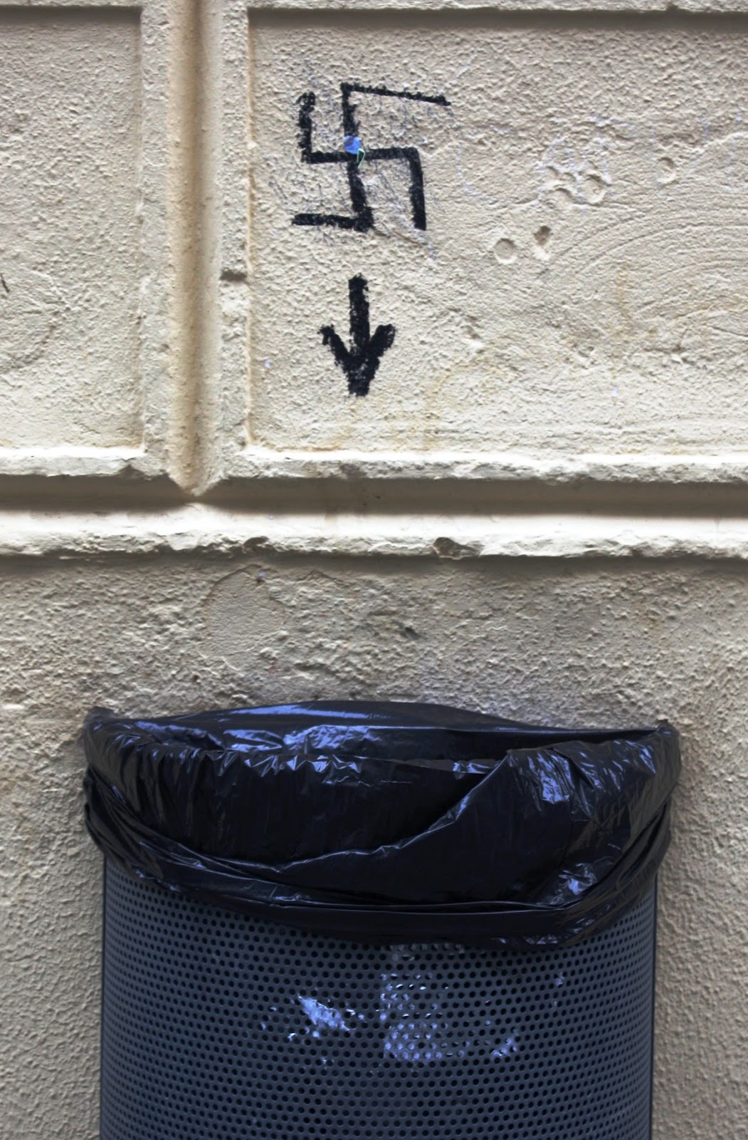 Calle Ancha: Cruz gamada