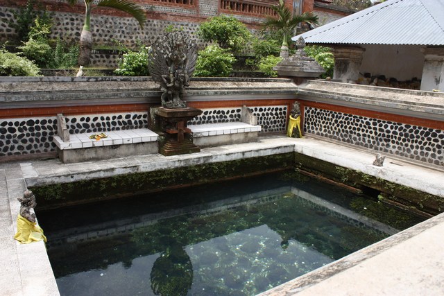 Indonesian Tourism: Pura Lingsar, Balinesse Life in Lombok Island