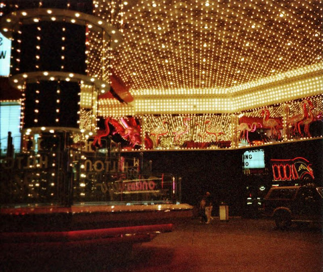 50 Fascinating Photos of Las Vegas in the Beginning of the Megaresort ...