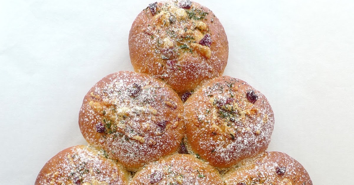 Minty's Kitchen: Christmas Tree Buns