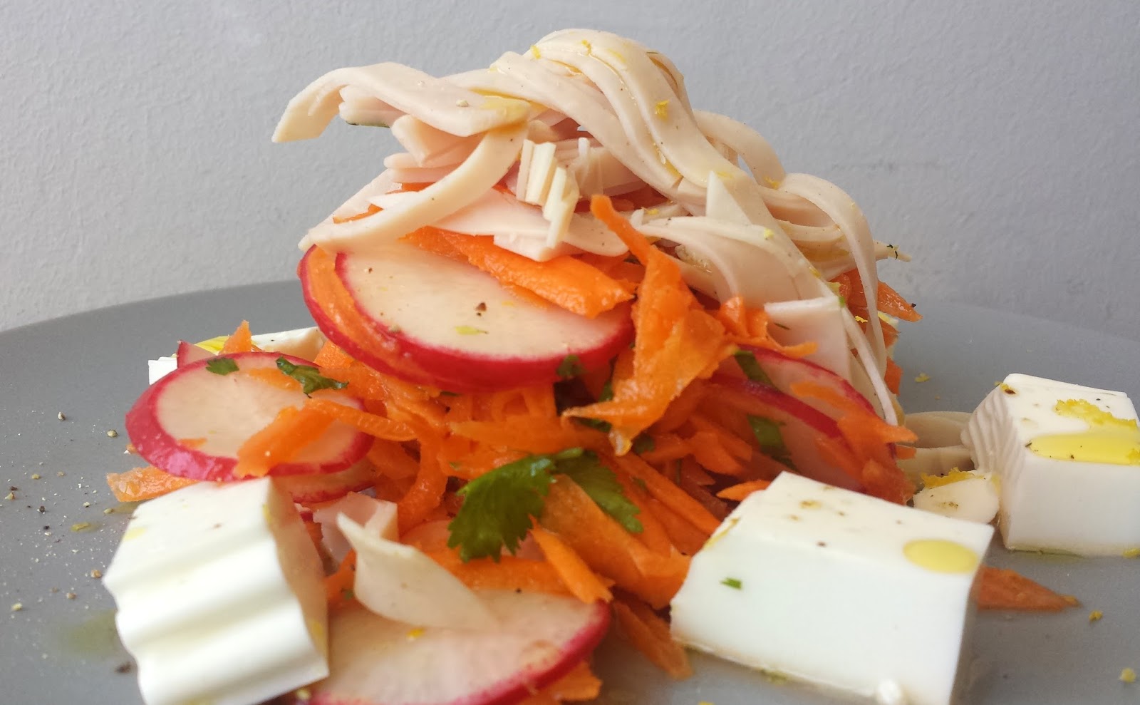 Ensalada de Zanahoria Rallada con Queso Fresco y Pavo