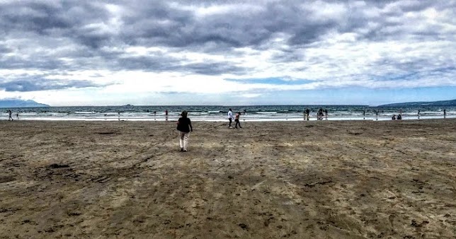 Patrick Comerford: Walking the long stretch of beach at Banna Strand