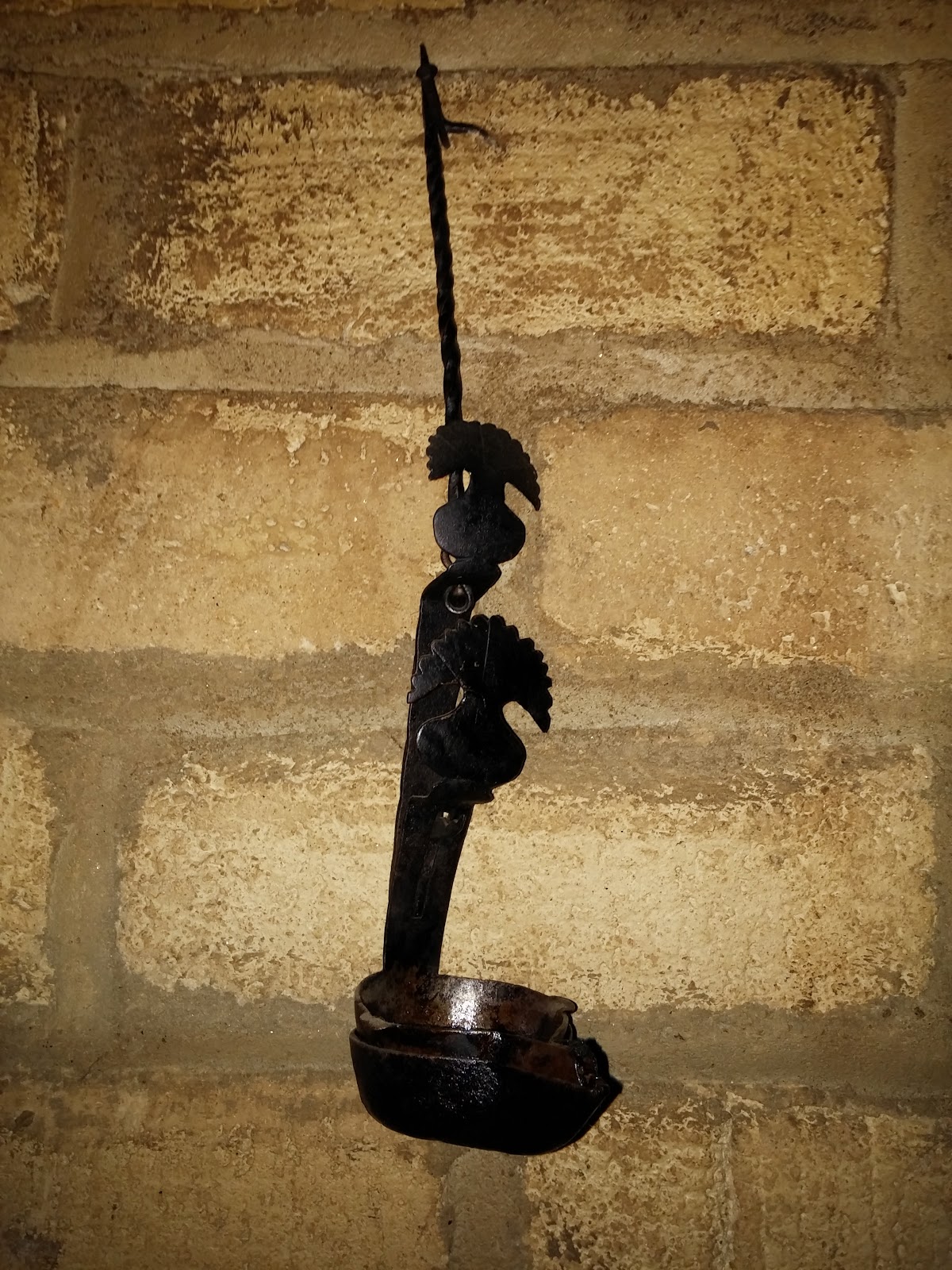 BAR LA CUEVA: Candiles Antiguos