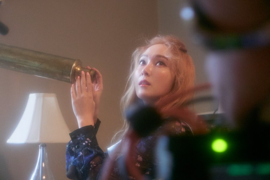 See the behind the scene pictures from Jessica's 'Wonderland' MV ...