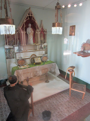 wacky tacky: Say Howdy to Gaudi!