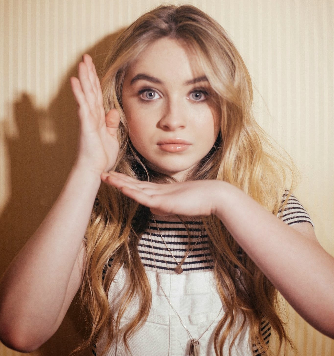Disney Club: Sabrina Carpenter Performa "We'll Be The Stars" E "Eyes ...