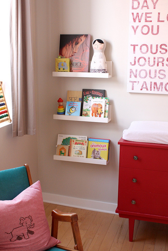 AUX PETITS OISEAUX: How to build front facing book shelves