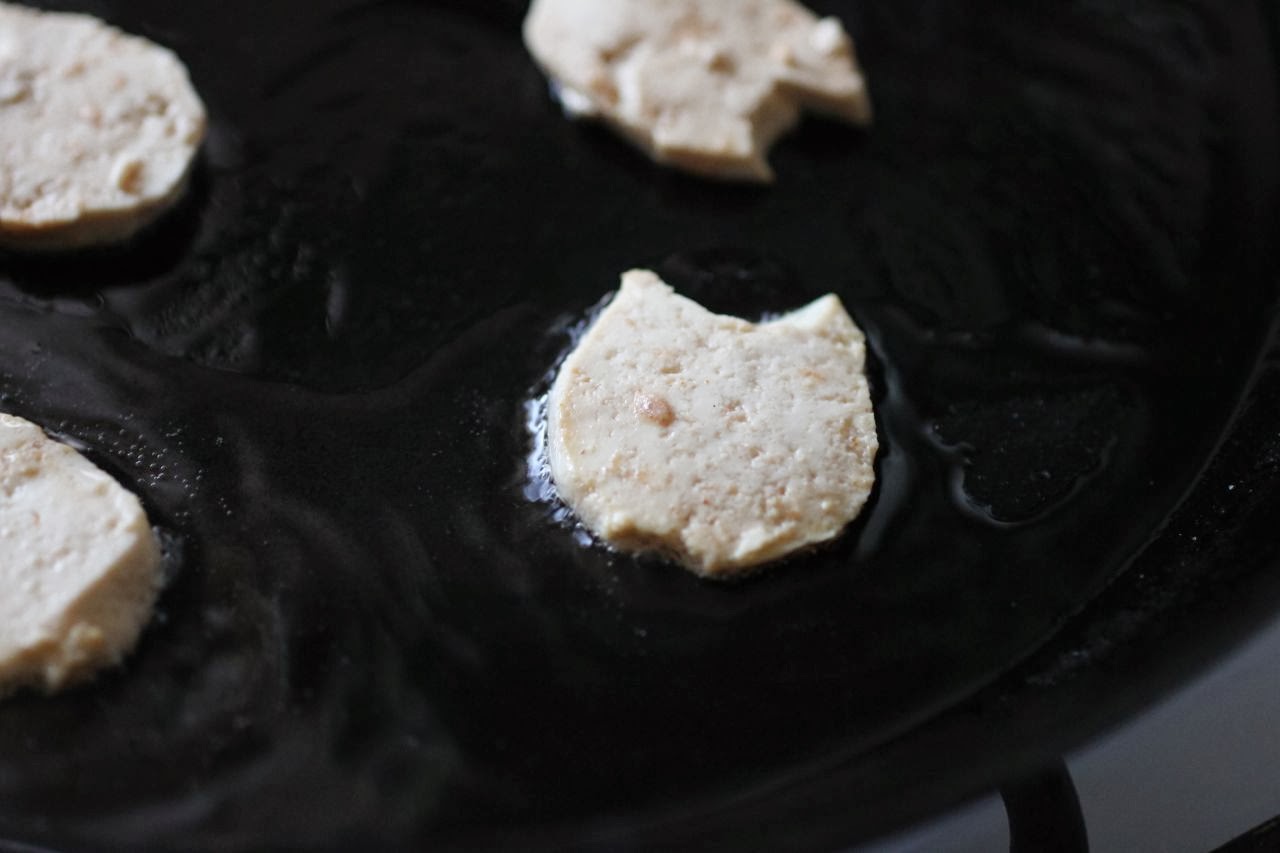 Green Gourmet Giraffe: WW Halloween treat: bat toast (with facon)