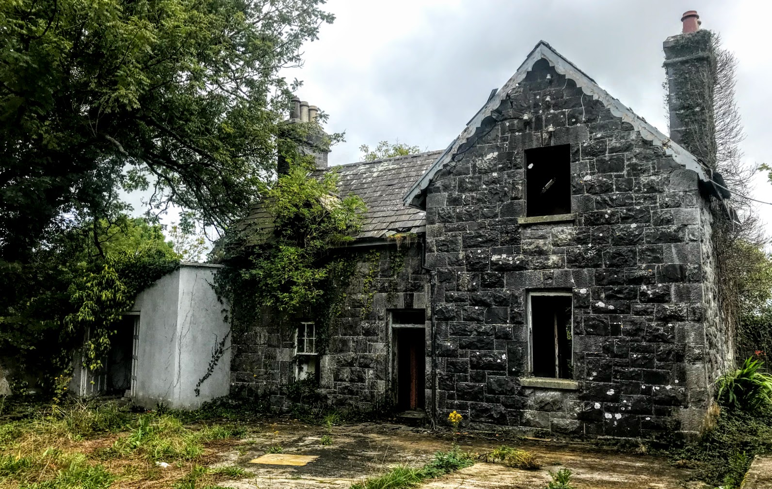 Patrick Comerford: Rathronan churchyard has two mausoleums recalling O ...