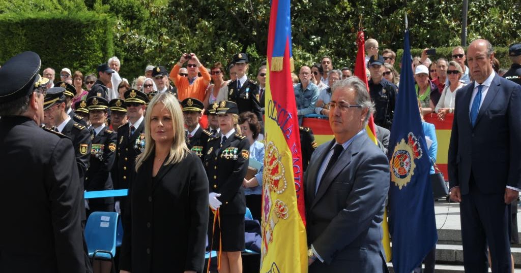 Una historia de la Policía Nacional.: Entrega de la Bandera Nacional a ...