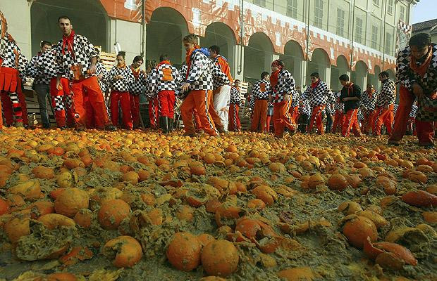 Kuweight 64: BATTLE OF ORANGES 2012 - ORANGE THROWING FESTIVAL IN ITALY