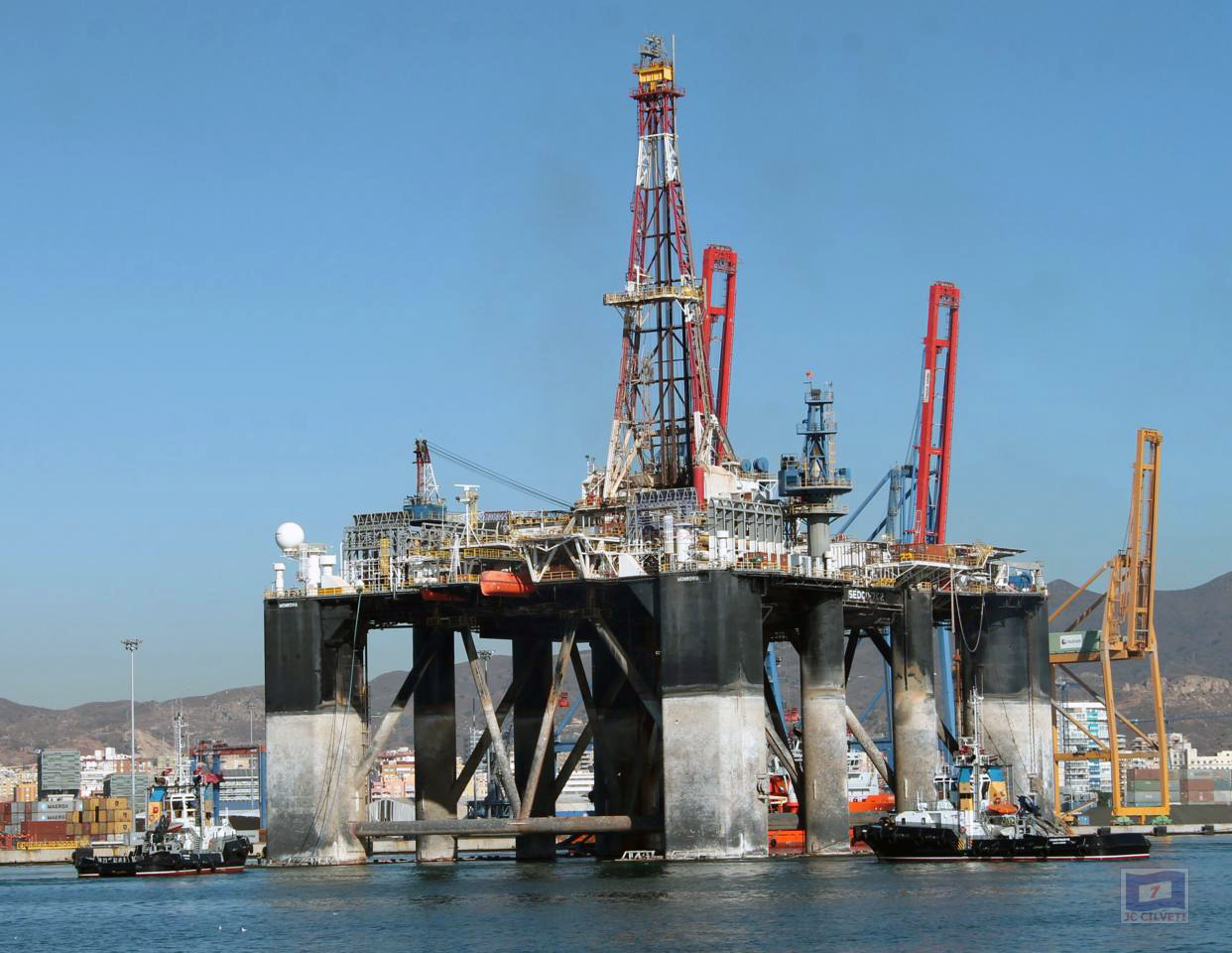 Málaga Marítima: La plataforma petrolífera SEDCO 702 deja el puerto de ...