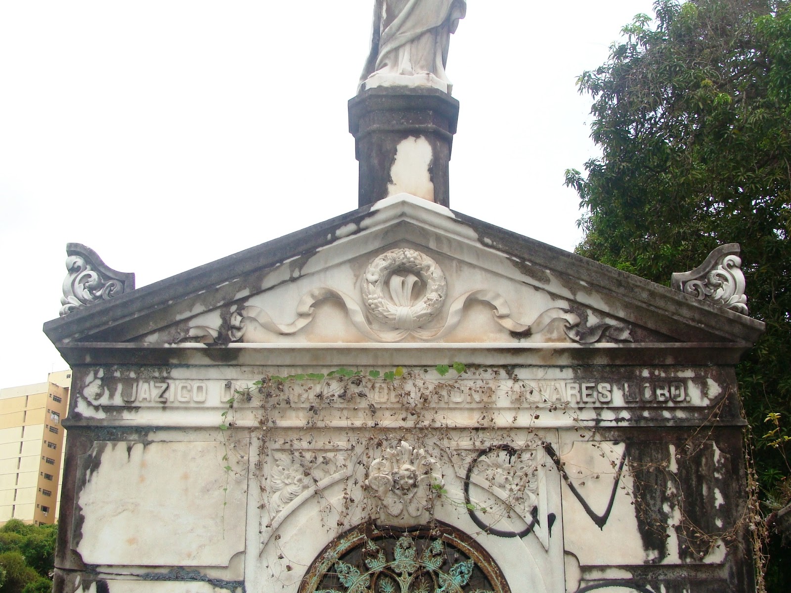 Ornamento Arquitetônico: Acrotérios