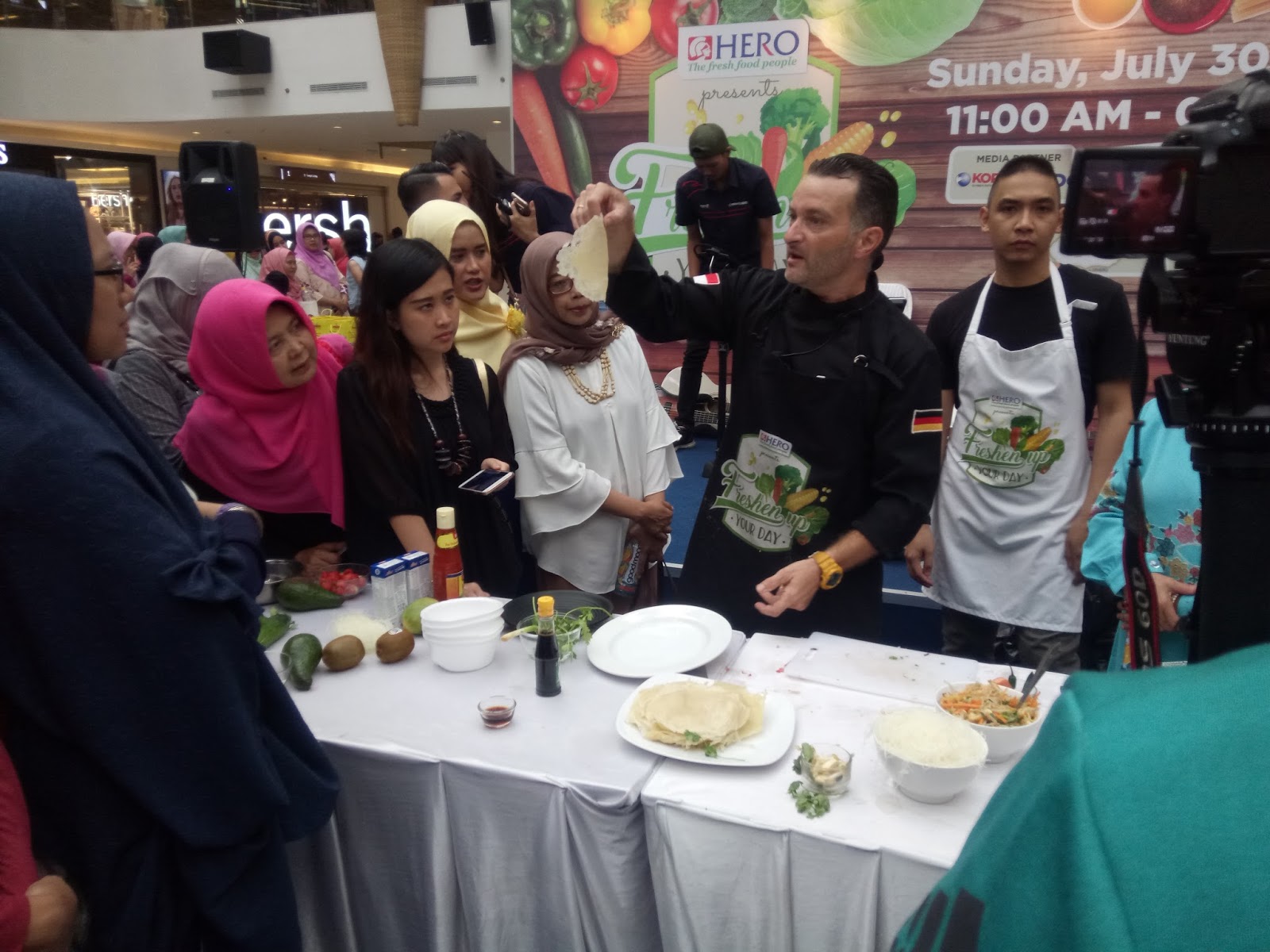 Hero COOKING DEMO: HERO. COLD LUMPIA Atrium 23 Paskal Hyper Square Bandung