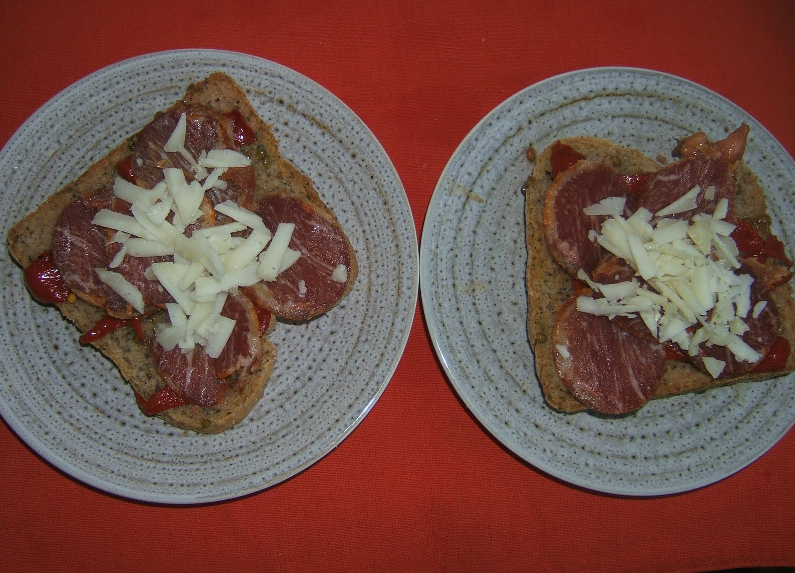 El puchero de Nora: Tosta de lomo ibérico sobre pan multicereales.