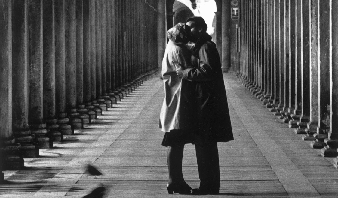 Pensare in un'altra luce: L’idea romantica del bacio rubato del ...