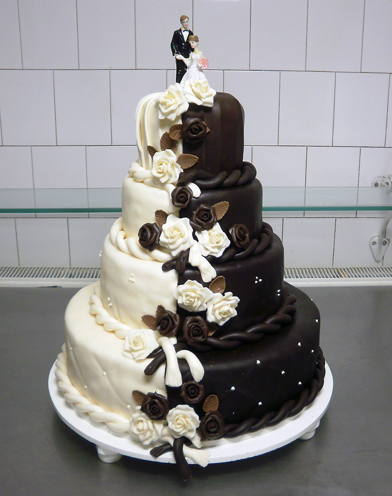 Mona's Cakes: Tort de Nunta - Alb si Negru