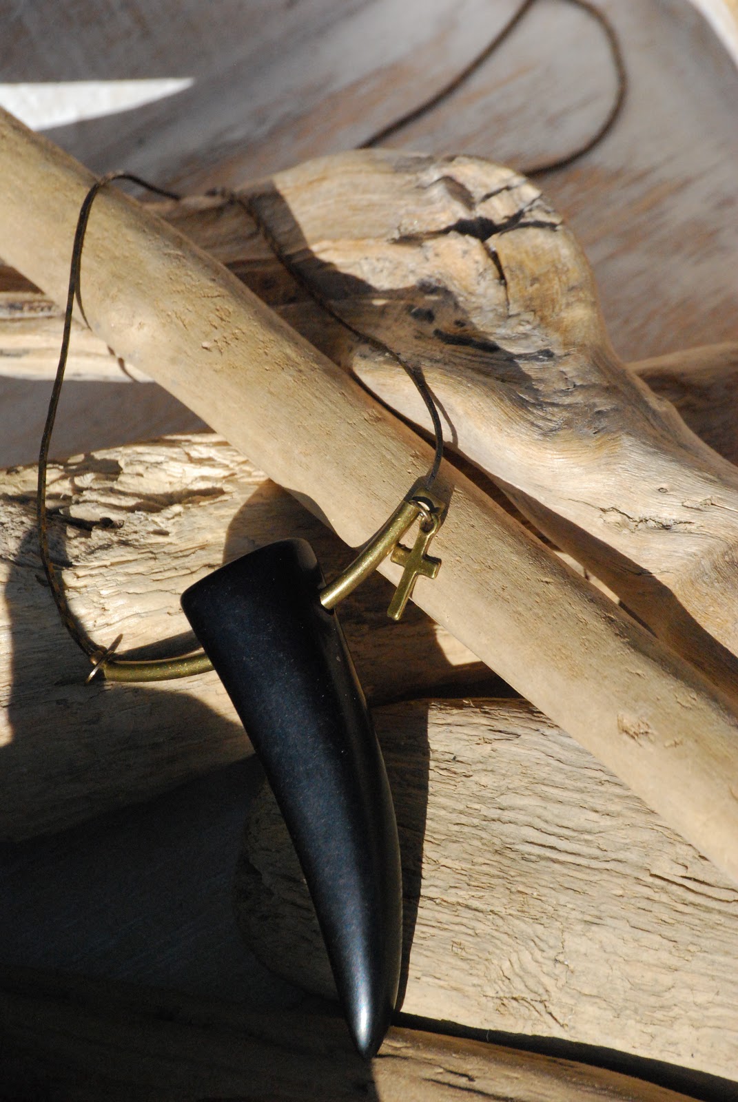 b e a c h & e a u: COLMILLO NEGRO....montado en cadena.....pieza única ...