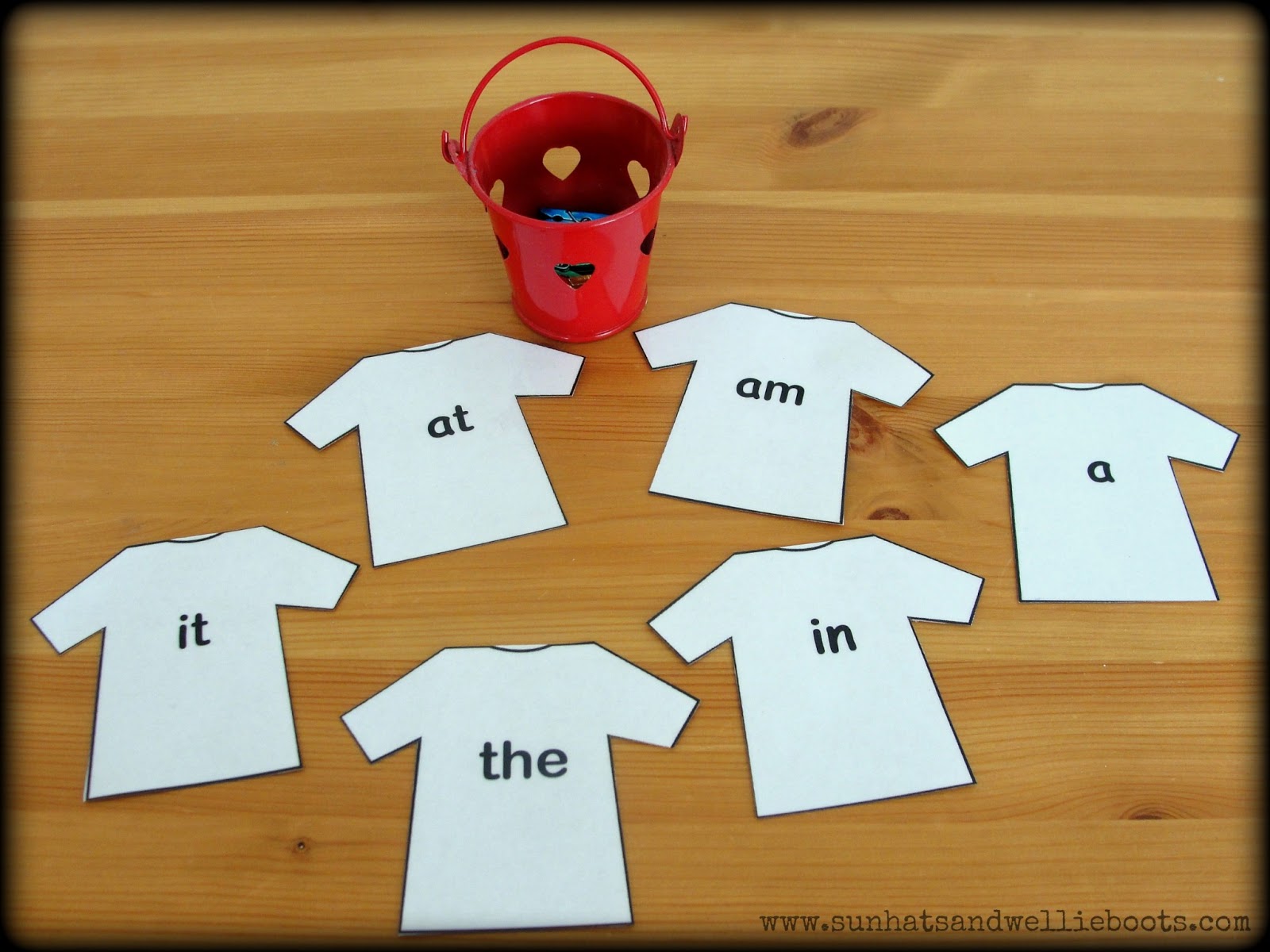 Sun Hats & Wellie Boots: Learning Words with Wash Day Play