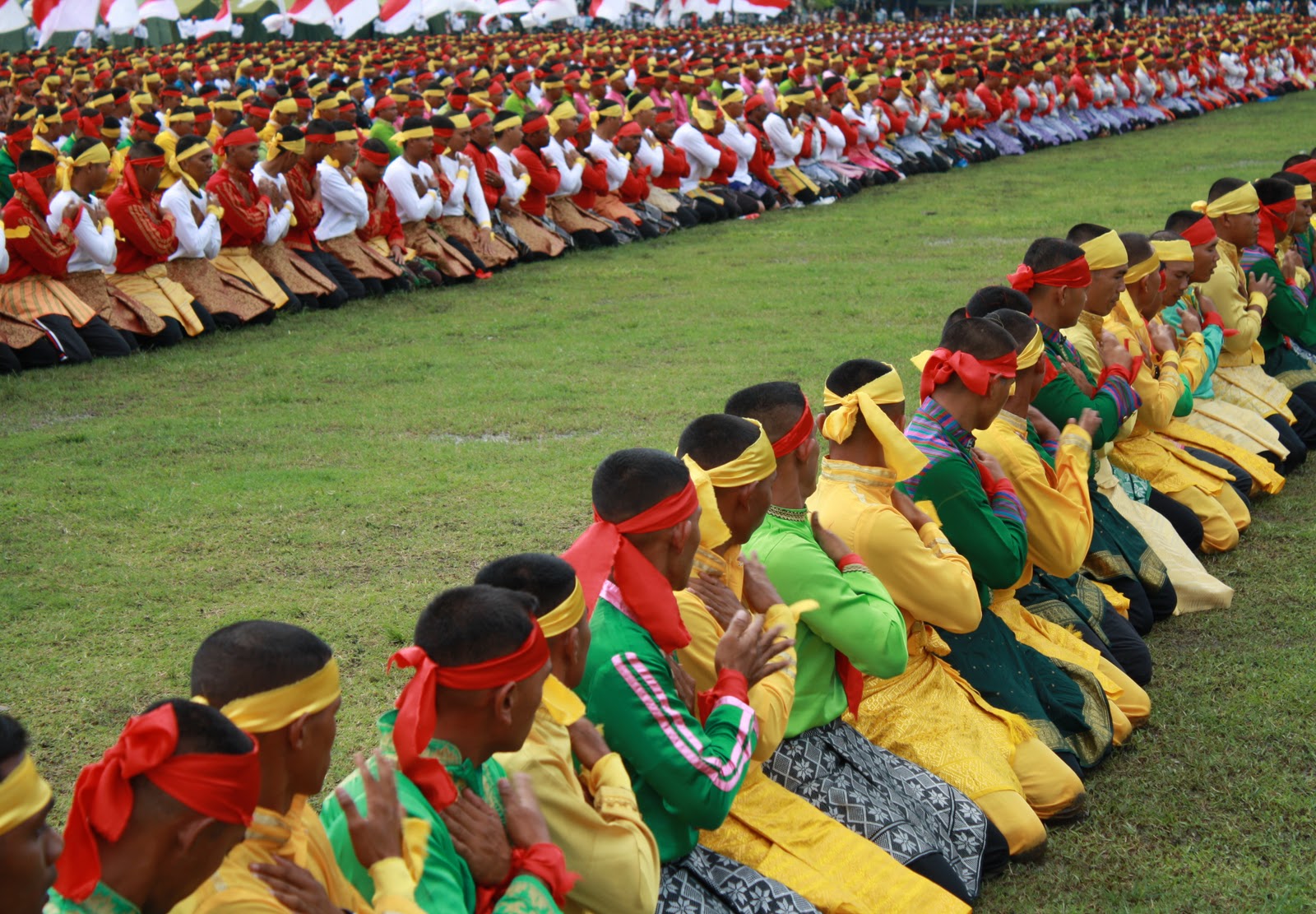 THE BEAUTY OF INDONESIA: Saman Dance (Dance Of Thousand Hands)