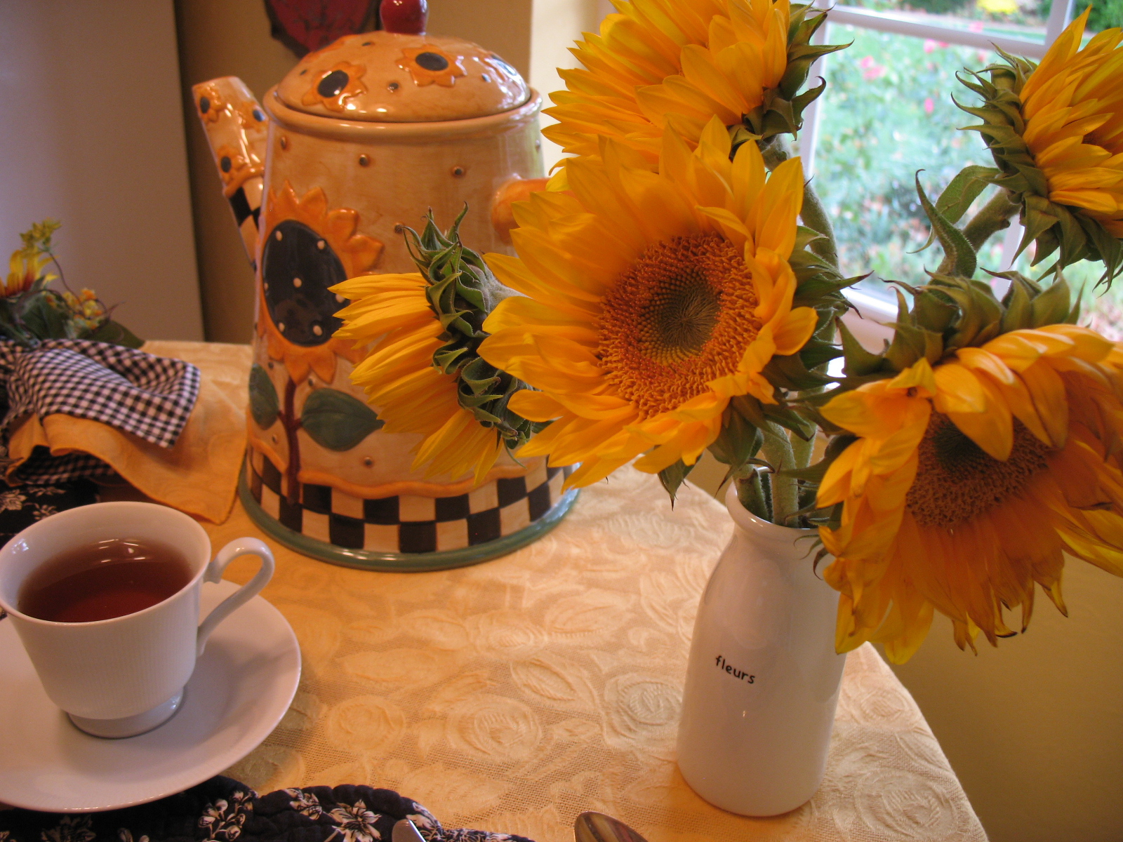 Miss Bloomers : Sunflower Tea Table