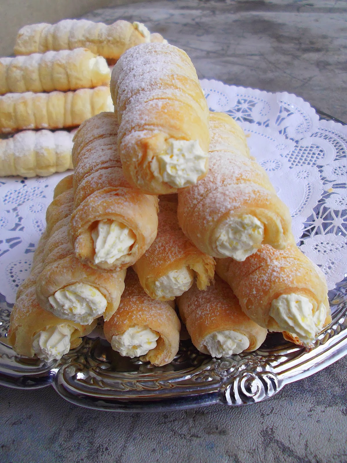 Astal Kuhinja Ravnice: Šišarke od korn fleksa i suvog voća i Brze Krem ...