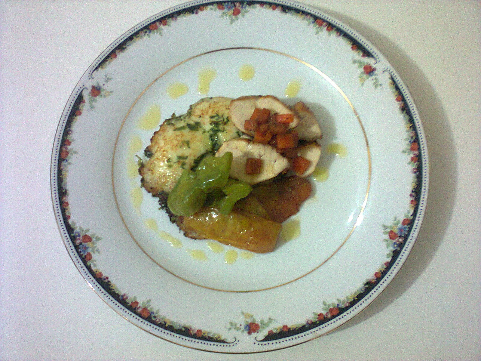 FILET DE FRANGO GRELHADO NA CAMA DE PURÊ DE BATATAS E LEGUMES